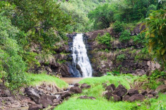 14 Oahu Waterfalls + Map + 2026 Info - Eco Lodges Anywhere